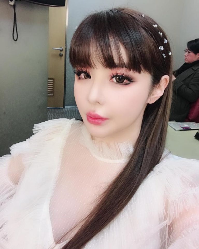 Park Bom - Biodata, Profil, Fakta, Umur, Agama, Pacar, Karier
