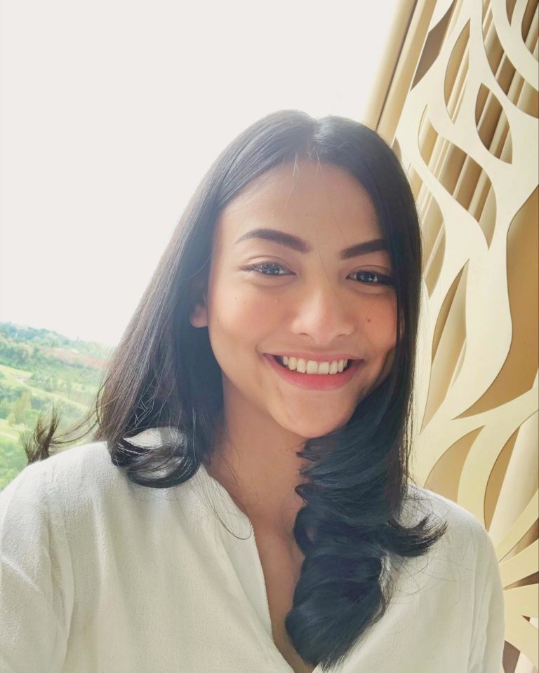 10 Pesona Valeria Stahl, Artis Cantik yang Punya Hobi Berkuda dan Menembak