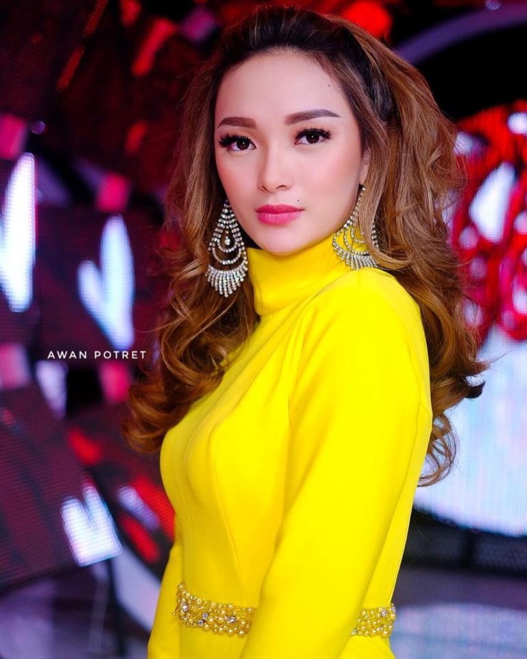 Zaskia Gotik - Biodata, Profil, Fakta, Umur, Agama, Suami, Album