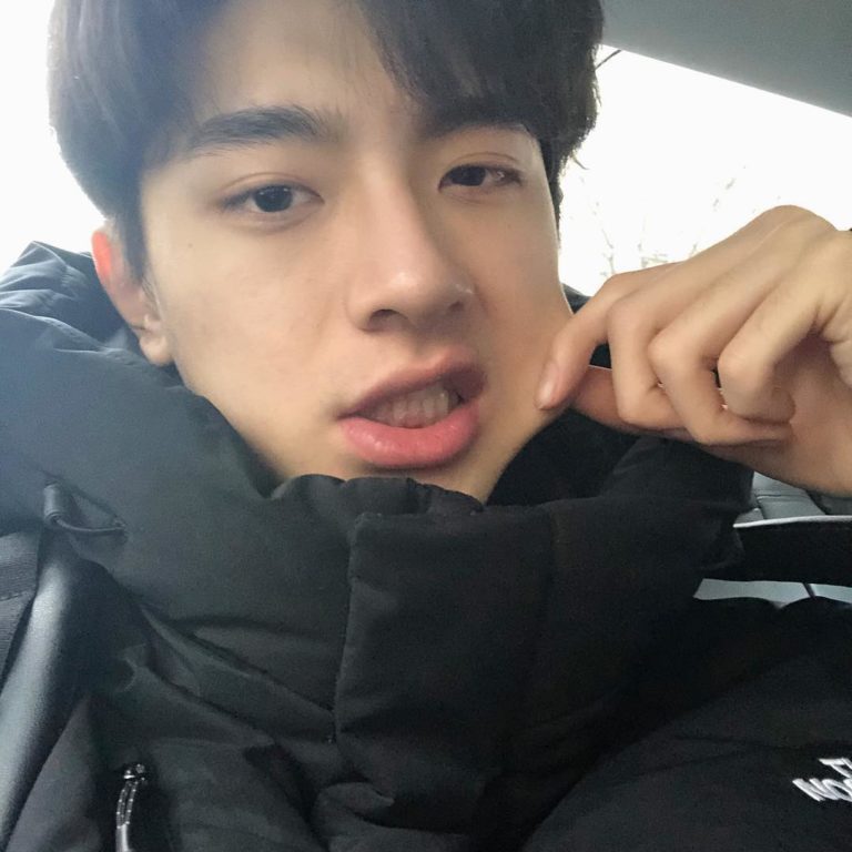 5 Potret Tampan Lin Yi, Pemeran Utama Drama Put Your Head On My Shoulder