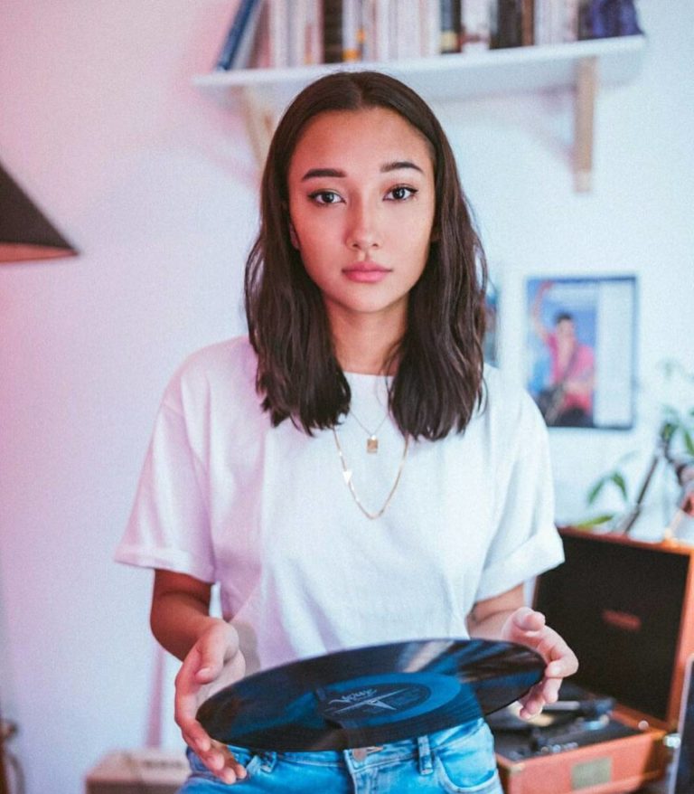 Carissa Perusset - Biodata, Profil, Fakta, Umur, Agama, Pacar, Film