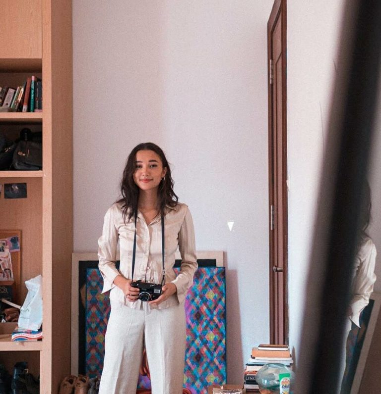 10 Pesona Carissa Perusset, Perankan Kinan di Film Surat dari Kematian