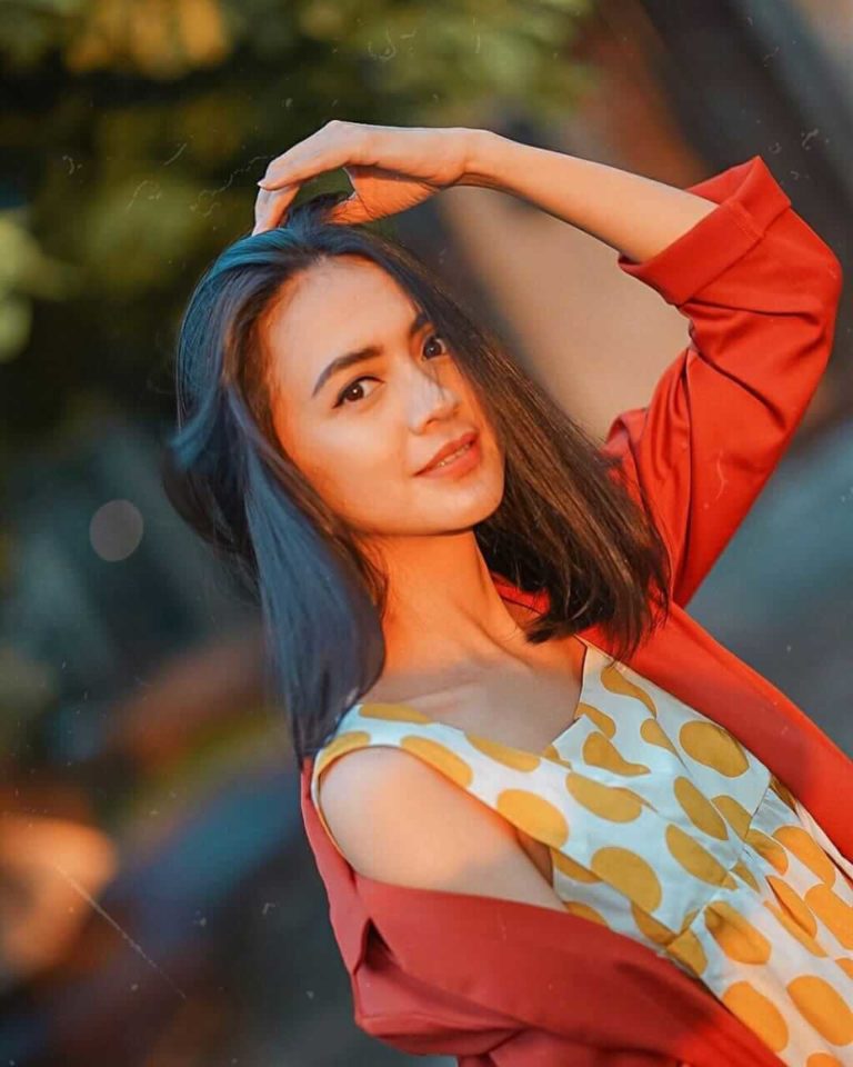 10 Pesona Agla Artalidia, Kekasih Rio Dewanto di Film NKCTHI - Dailysia