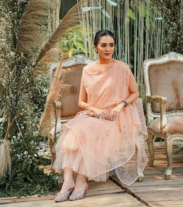 10 Pesona Agla Artalidia, Kekasih Rio Dewanto di Film NKCTHI - Dailysia