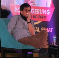 Rocky Gerung - Biodata, Profil, Fakta, Umur, Agama, Istri, Karier - Dailysia