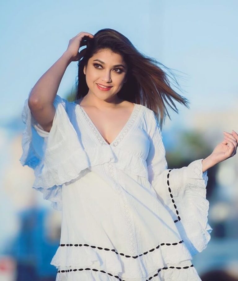 Sarah Azhari - Biodata, Profil, Fakta, Umur, Agama, Suami, Karier