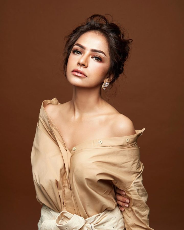 10 Pesona Menawan DJ Yasmin, Cantiknya Bikin Gak Kedip - Dailysia