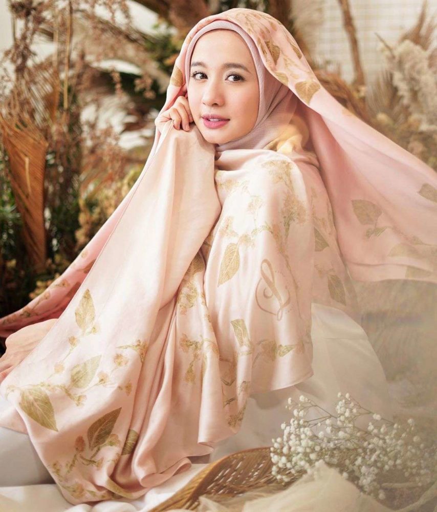 Percantik Tampilan Muslimah, Ini 10 Artis Wanita yang Rilis Brand Hijab