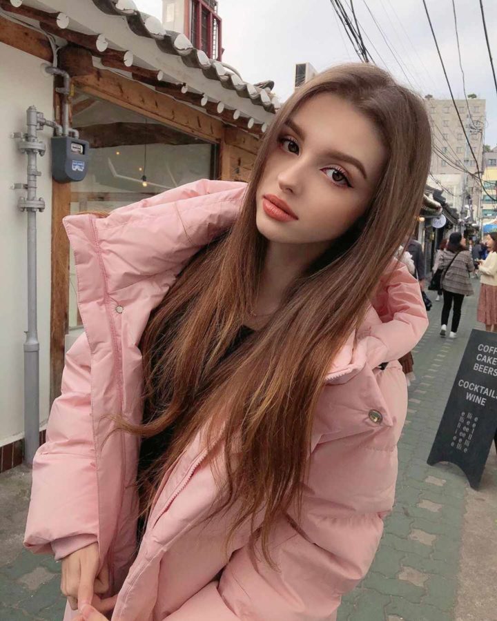 10 Pesona Karimova Elina, Selebgram yang Punya Wajah Mirip Barbie