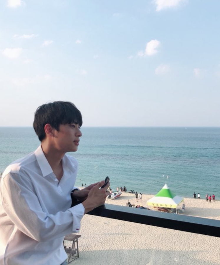 10 Pesona Lee Shin Young, Tentara Ganteng Nan Kalem yang Bikin Cewek ...