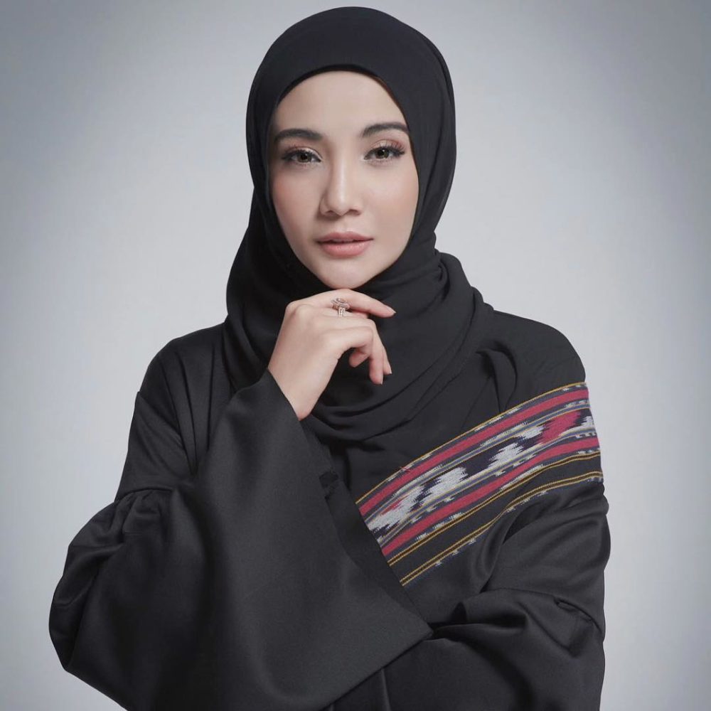 Percantik Tampilan Muslimah, Ini 10 Artis Wanita yang Rilis Brand Hijab
