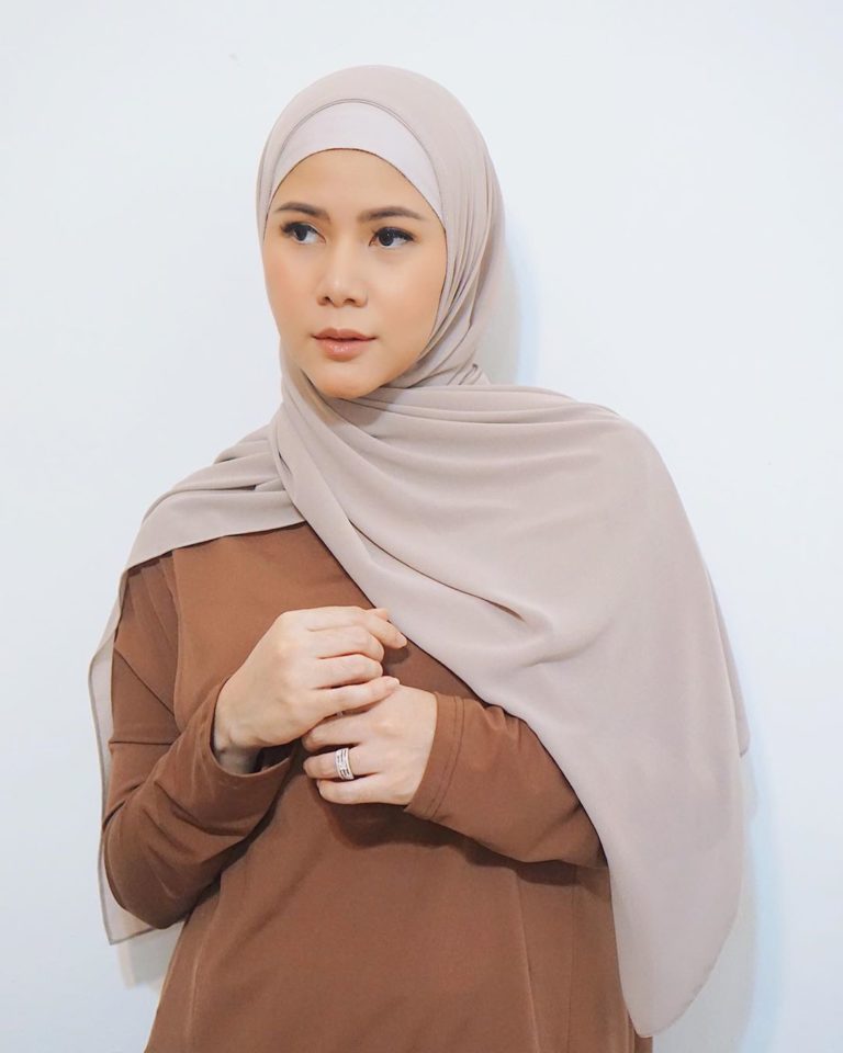 10 Potret Cantik Cynthia Ramlan yang Jago Kreasikan Jilbab Pashmina