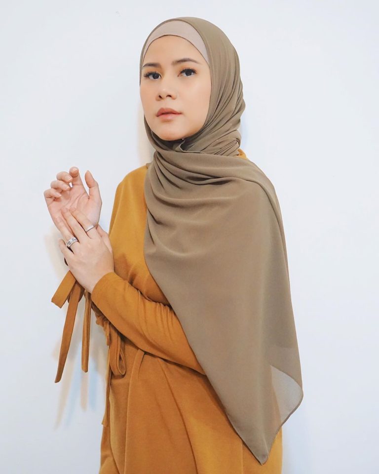10 Potret Cantik Cynthia Ramlan yang Jago Kreasikan Jilbab Pashmina