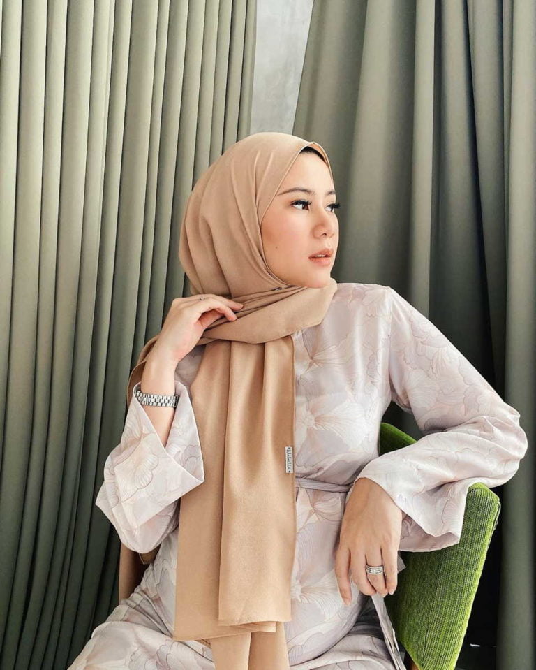 10 Potret Cantik Cynthia Ramlan yang Jago Kreasikan Jilbab Pashmina