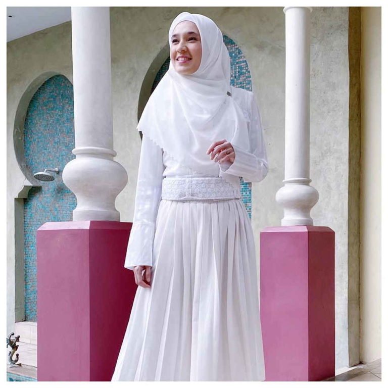 10 Inspirasi Hijab Syar'i Ala Dhini Aminarti, Cocok Banget untuk Lebaran