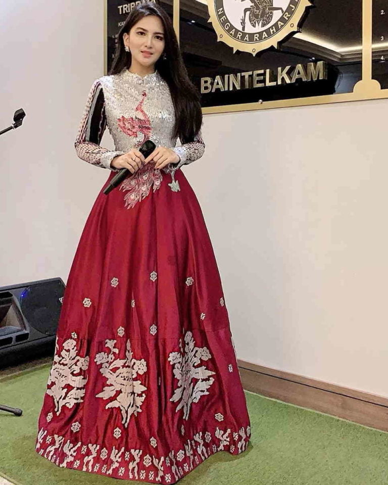 10 Gaya Feminin Diana Dee Starlight Saat Kenakan Dress, Elegan Banget