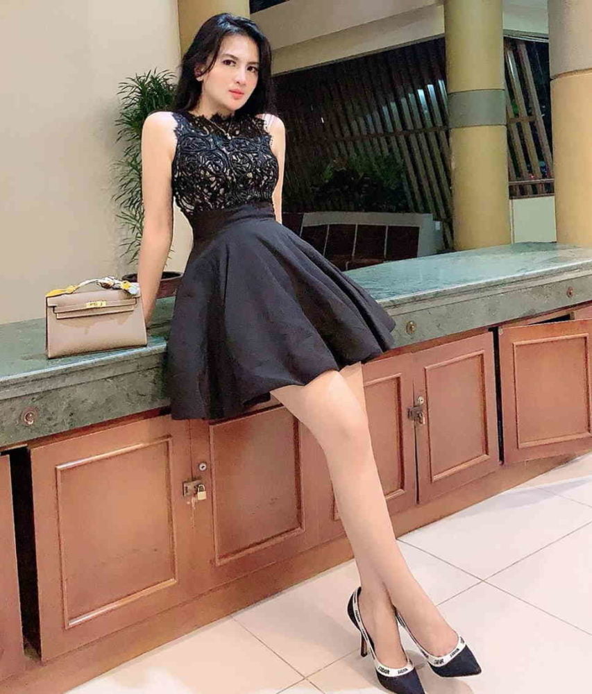 10 Gaya Feminin Diana Dee Starlight Saat Kenakan Dress, Elegan Banget