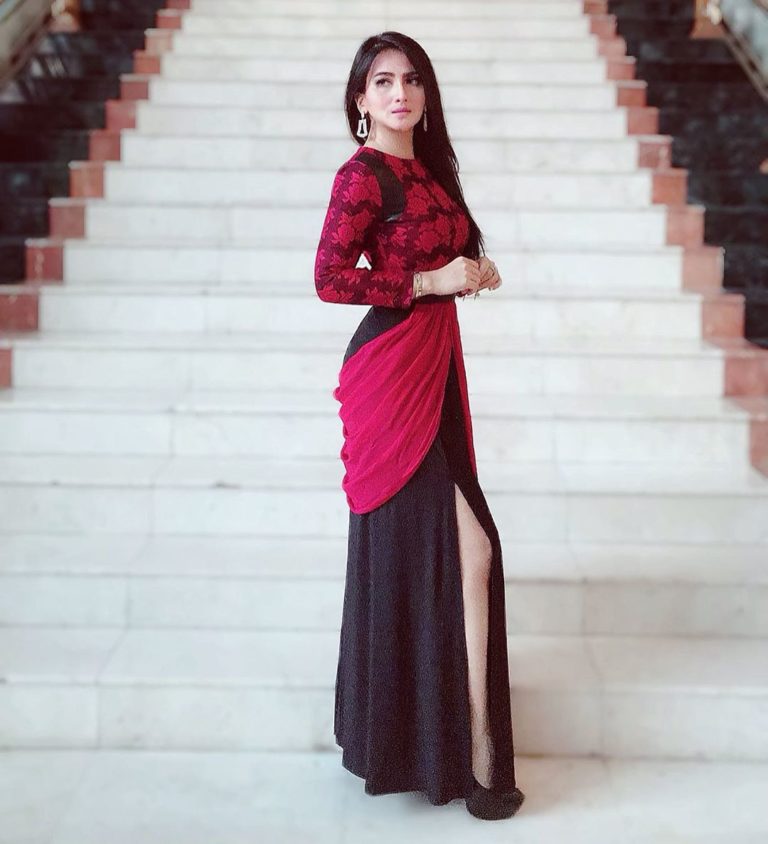 10 Gaya Feminin Diana Dee Starlight Saat Kenakan Dress, Elegan Banget