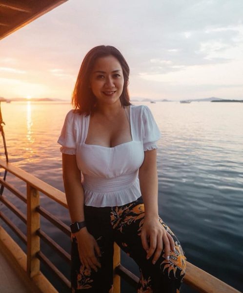 10 Pesona Ernie Judojono, Tante Viral yang Seksi & Mempesona di Usia Matang