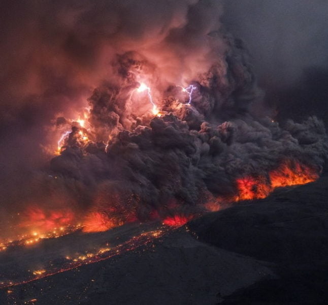 10 Kejadian Fenomena Alam yang Jarang Terbayangkan, Ada Air Terjun Pelangi