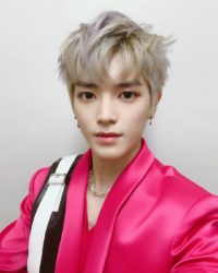 So Cute! 10 Idol Kpop Cowok Ini Ternyata Suka Warna Pink | Dailysia