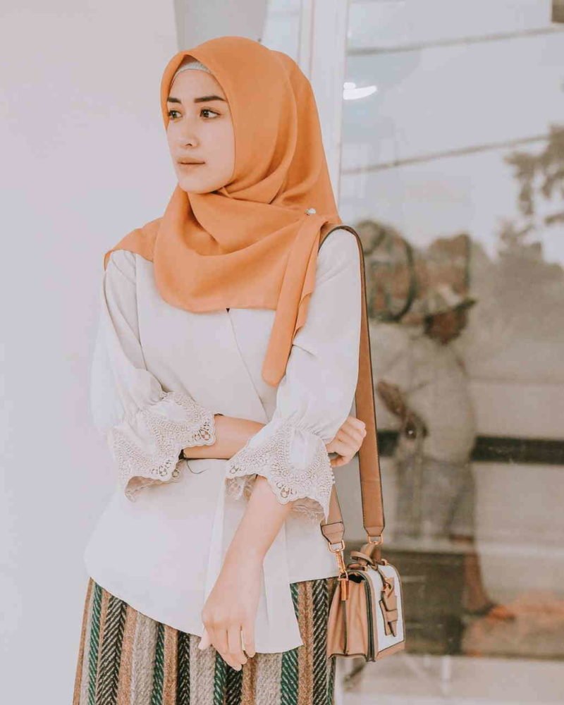 10 Gaya Hijab Icha Anisa, Pemain FTV yang Miliki Pesona Adem - Dailysia