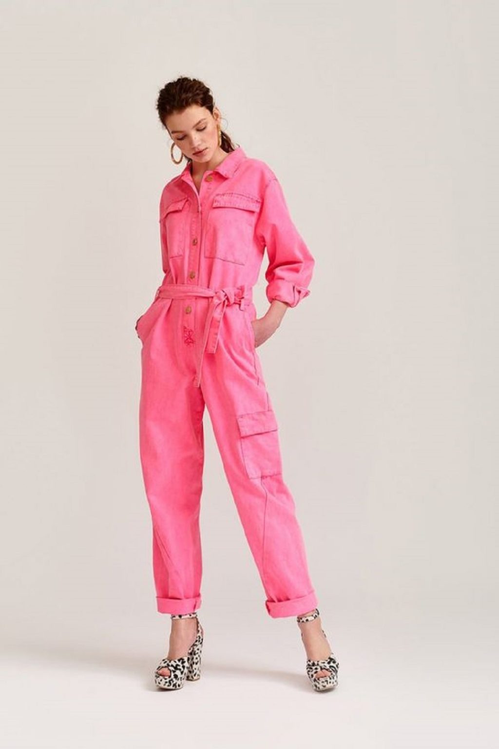 10 Inspirasi Gaya Busana Warna Pink, Trendy dan Menggemaskan