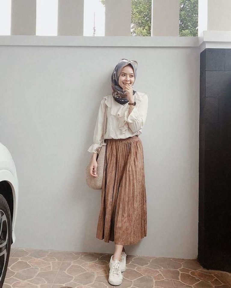 10 Ide Mix & Match Rok Plisket, Cocok Buat Hijab dan Non Hijab - Dailysia