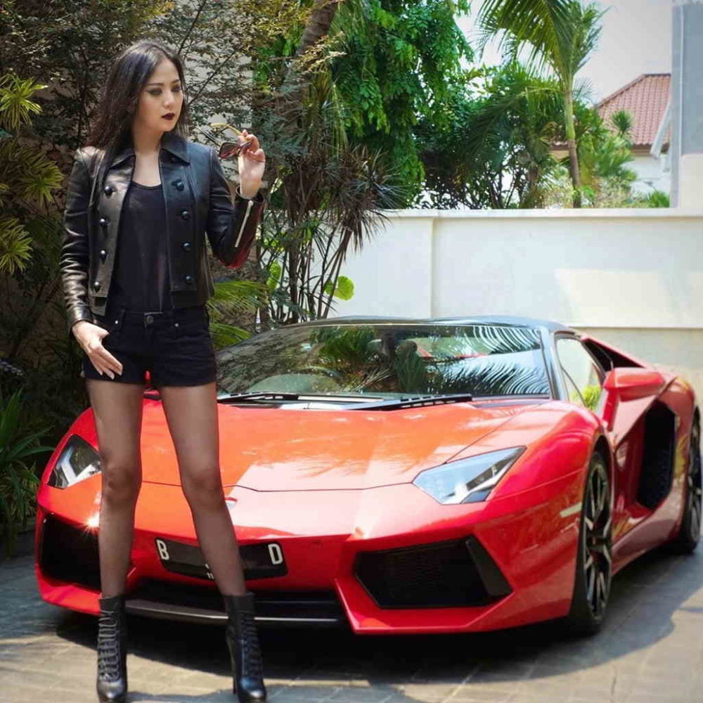 10 Penampilan Modis Agnes Jennifer, Selebgram yang Tengah Jadi Sorotan