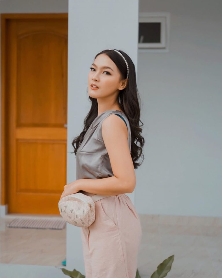 Fashionable, 10 Gaya OOTD Ana Riana yang Bikin Penampilan Manis dan Cute