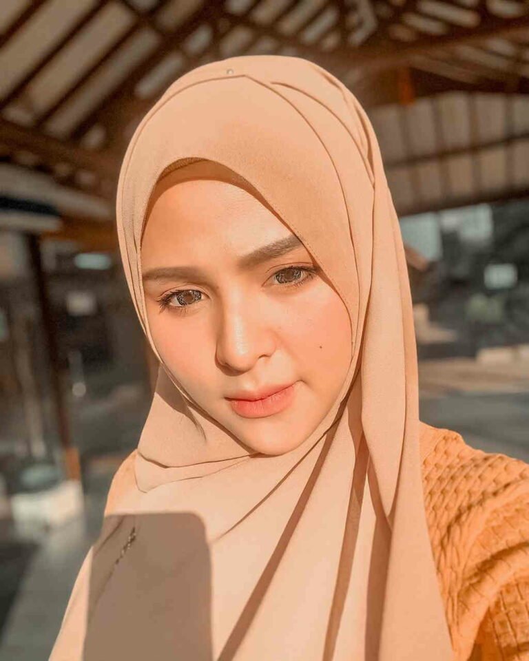 Berubah Drastis, 10 Pesona Thya Sethya Eks Ring Girl MMA yang Kini Berhijab