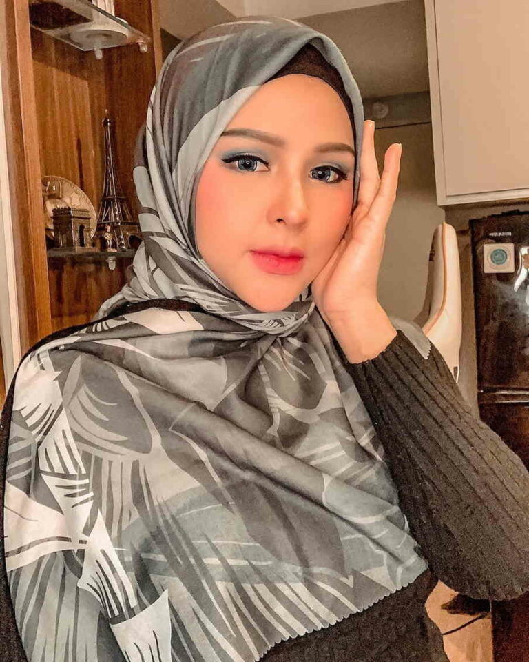 Berubah Drastis, 10 Pesona Thya Sethya Eks Ring Girl MMA yang Kini Berhijab