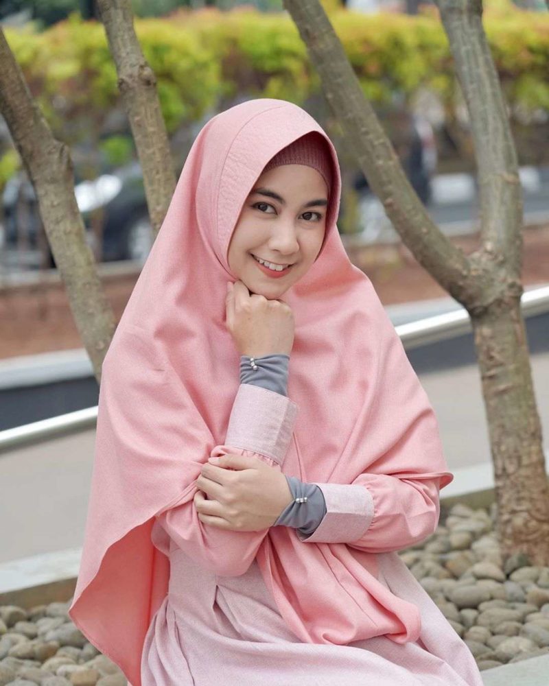 Tanpa Pacaran Lama, 10 Seleb Berhijab Ini Nikah Melalui Taaruf - Dailysia