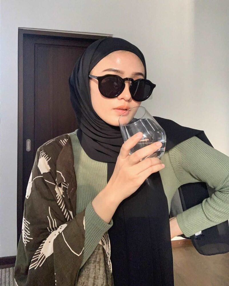 10 Inspirasi Hijab Helmi Nur Sifah, Tampak Stylish dan Mempesona