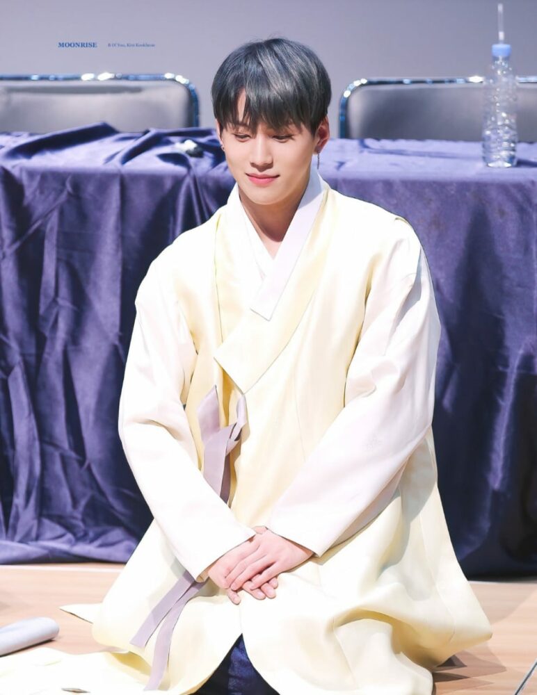 10 Idol KPop yang Tampil Memukau Kala Kenakan Hanbok - Dailysia