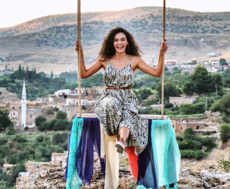 10 Potret Ebru Sahin, Pemeran Reyyan di Drama Hercai - Dailysia