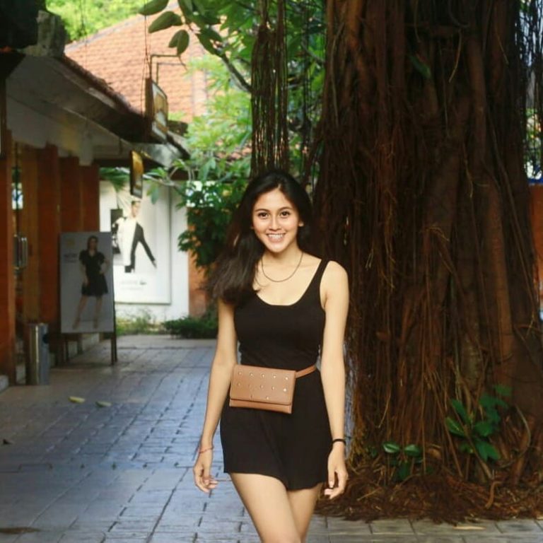 10 Pesona Billa Reforma Devi, SPG Good Ponsel yang Viral di TikTok ...