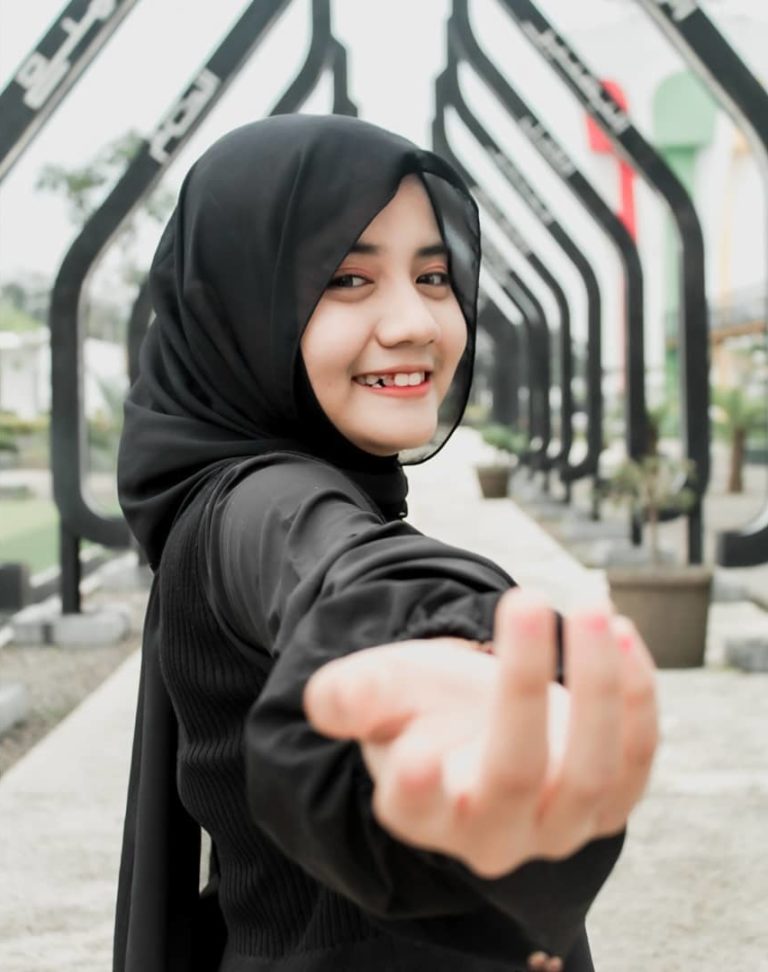 Bersuara Merdu, Ini 10 Potret Cheryll Member Grup Vokal Putih Abu-Abu