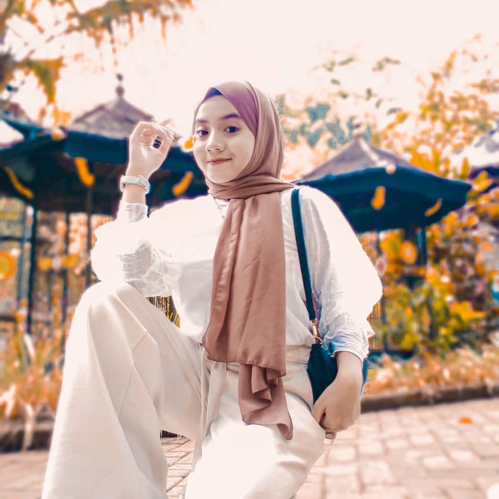 Bersuara Merdu, Ini 10 Potret Cheryll Member Grup Vokal Putih Abu-Abu