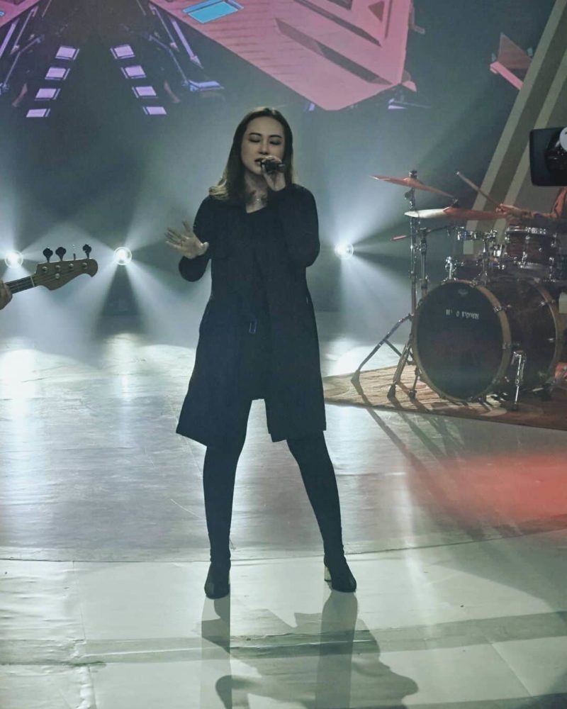 10 Potret Aiu Ratna Eks Band Garasi yang Kini Gabung Band Cokelat