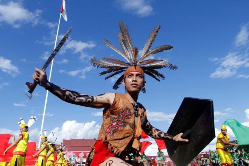 10 Pakaian Adat Dayak Kalimantan, Ada yang Terbuat dari Serat Tanaman ...