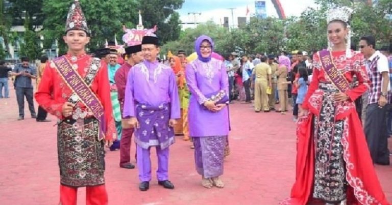 10 Pakaian Adat Dayak Kalimantan, Ada yang Terbuat dari Serat Tanaman ...