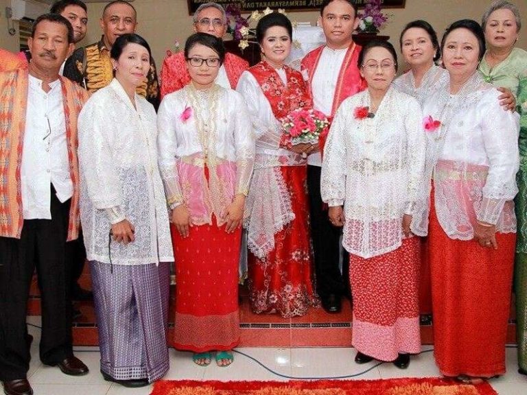 10 Potret Pakaian Adat Maluku Beserta Aksesorisnya - Dailysia