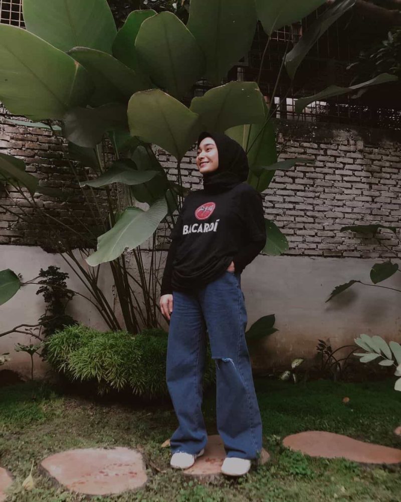 10 Inspirasi OOTD Hijab Kaos Lengan Pendek ala Dezziya Astrina