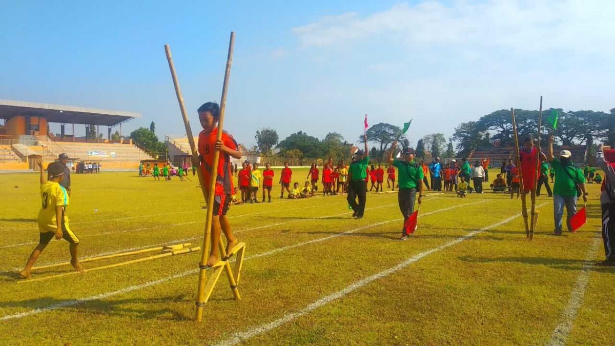 Permainan Egrang, Olahraga Tradisional yang Bisa Menjaga Keseimbangan Tubuh