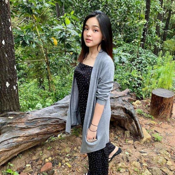 10 Potret Cantik Elsa Japasal, TikToker Manis Bersuara Merdu - Dailysia