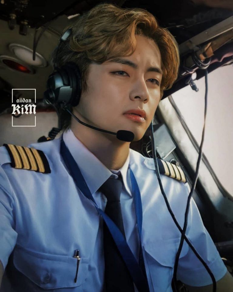 10 Potret V BTS Jadi Pilot hingga Pengantin Jawa, Keren Abis