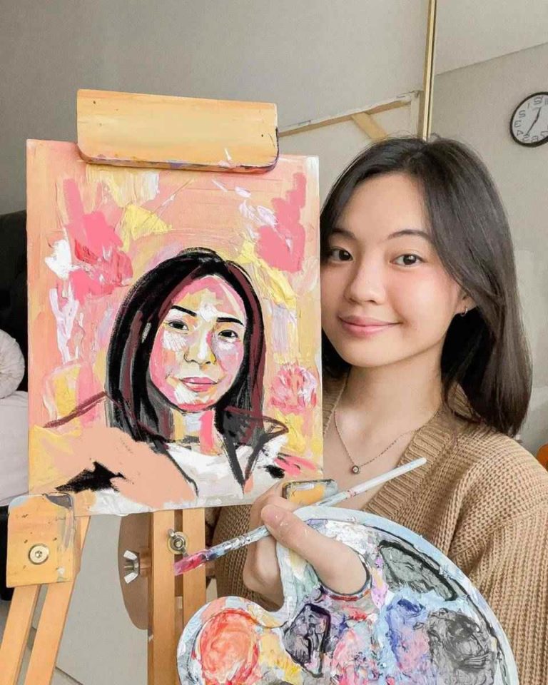 10 Pesona Erika Richardo, TikToker Berbakat yang Jago Melukis - Dailysia