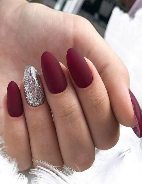 Tampil Beda, 10 Desain Nail Art dengan Warna Merah Berani - Dailysia