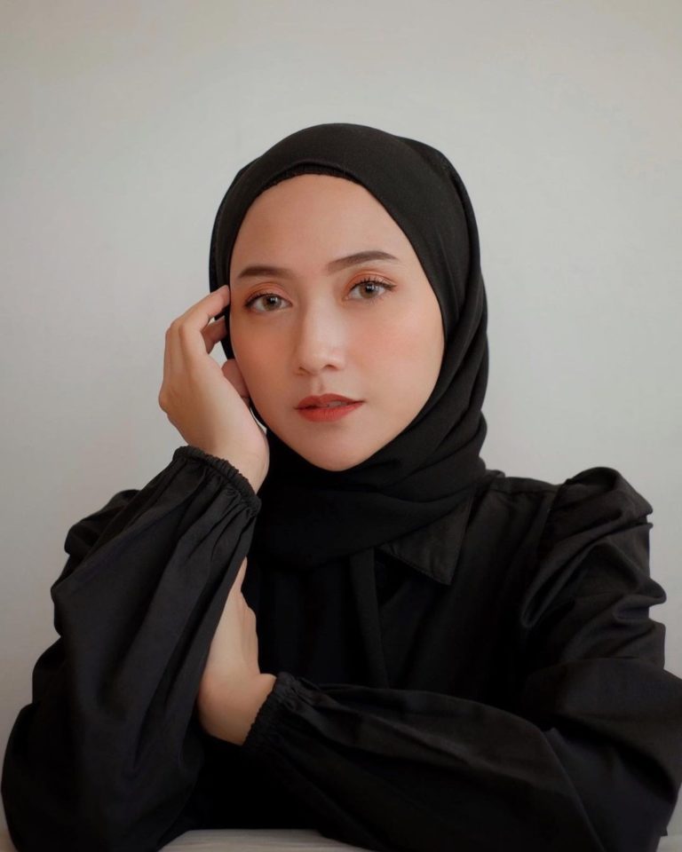 10 Potret Nisa Cookie, Influencer Gaya Hijab Stylish dan Modis - Dailysia